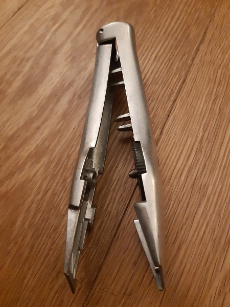 Tuna Knife With Grey Holster - Re-new Flooring Tools